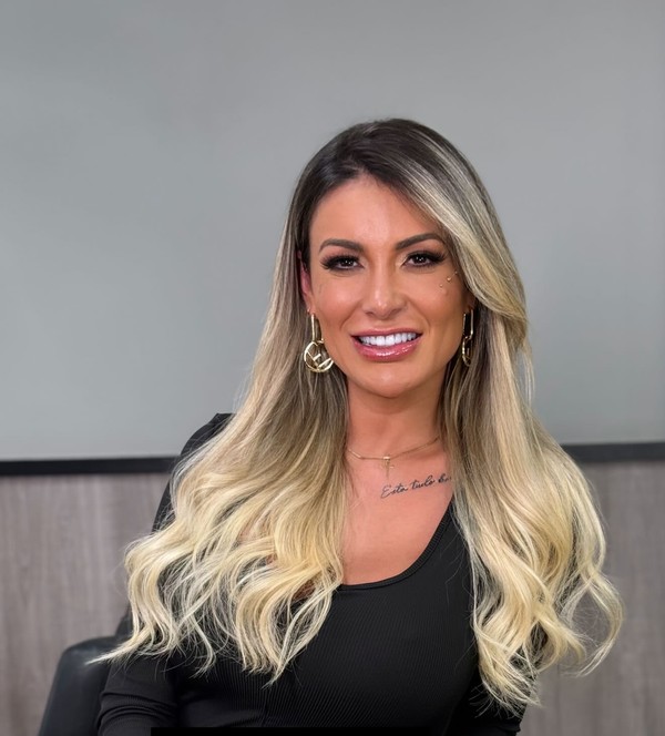 Andressa Urach troca método após mega hair deixar cabelo com falhas; veja o resultado
