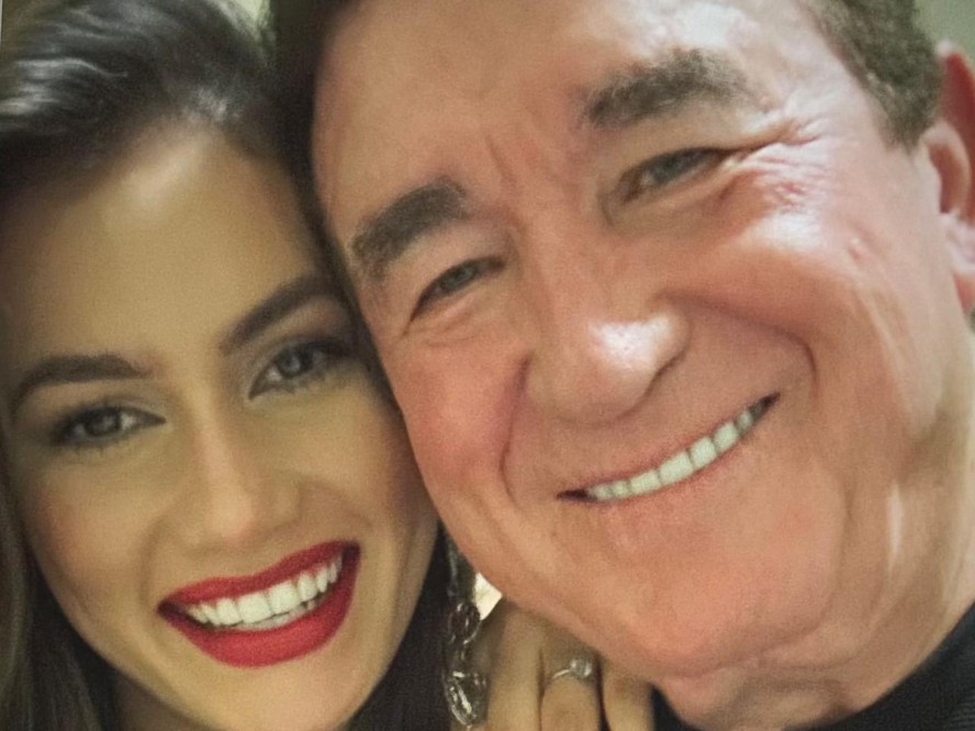 Amado Batista ganha declaração da namorada de 22 anos