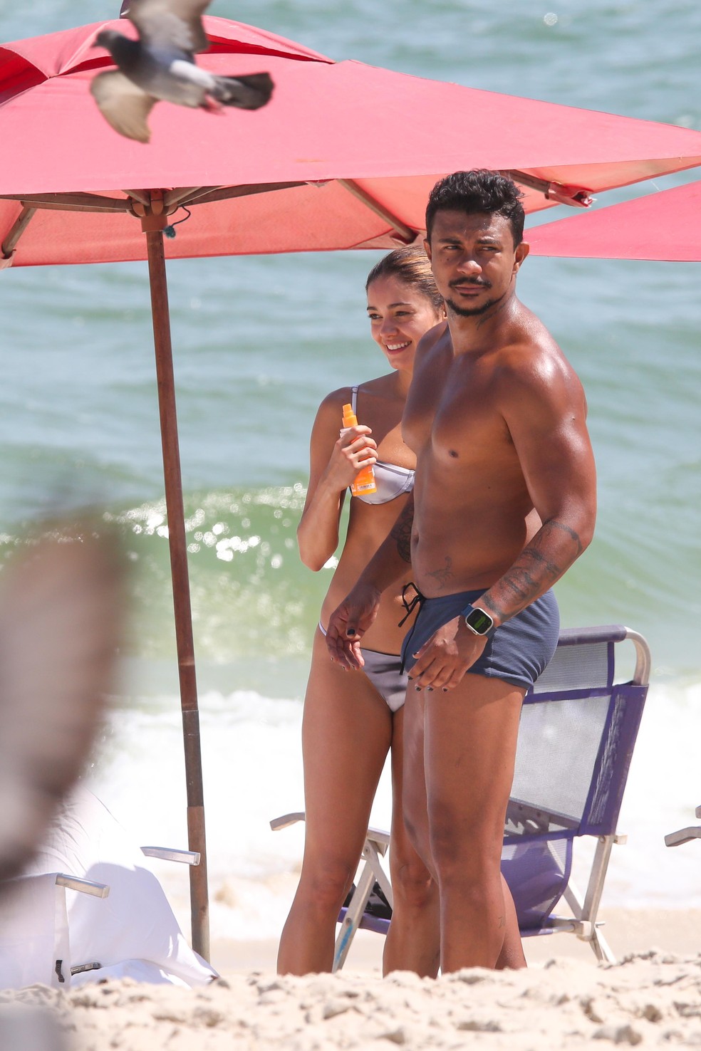 Em clima de romance, Sophie Charlotte e Xamã trocam beijos na praia; veja fotos