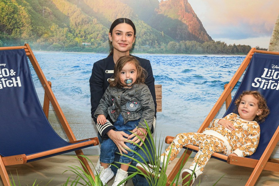 Thaila Ayala leva filhos ao cinema no Rio