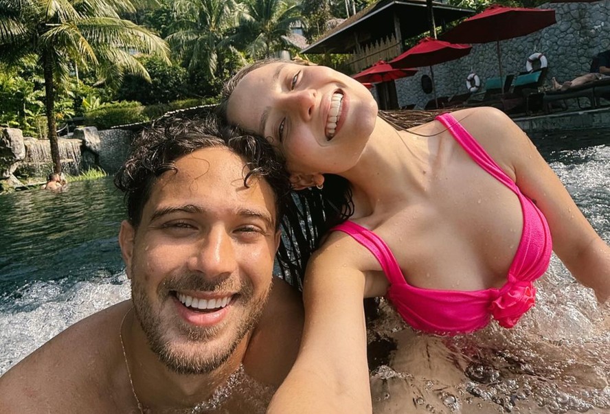 Larissa Manoela abre álbum de fotos de viagem romântica com o marido