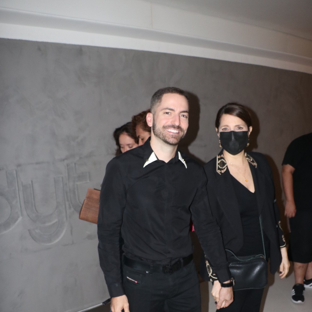 Thales Bretas confere show do namorado, Silva, no Rio de Janeiro