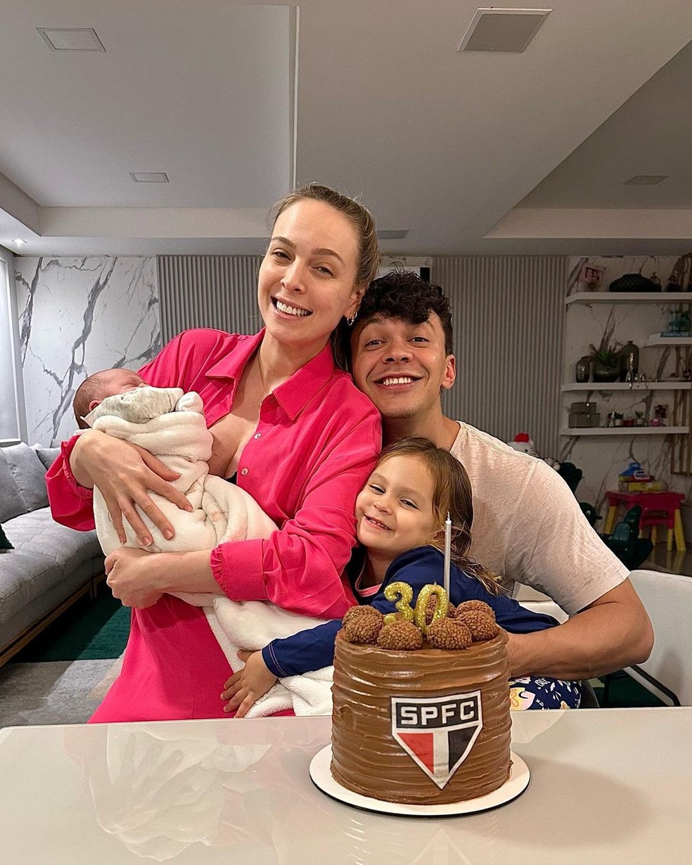 Tata Estanieck homenageia Cocielo em aniversário de 30 anos