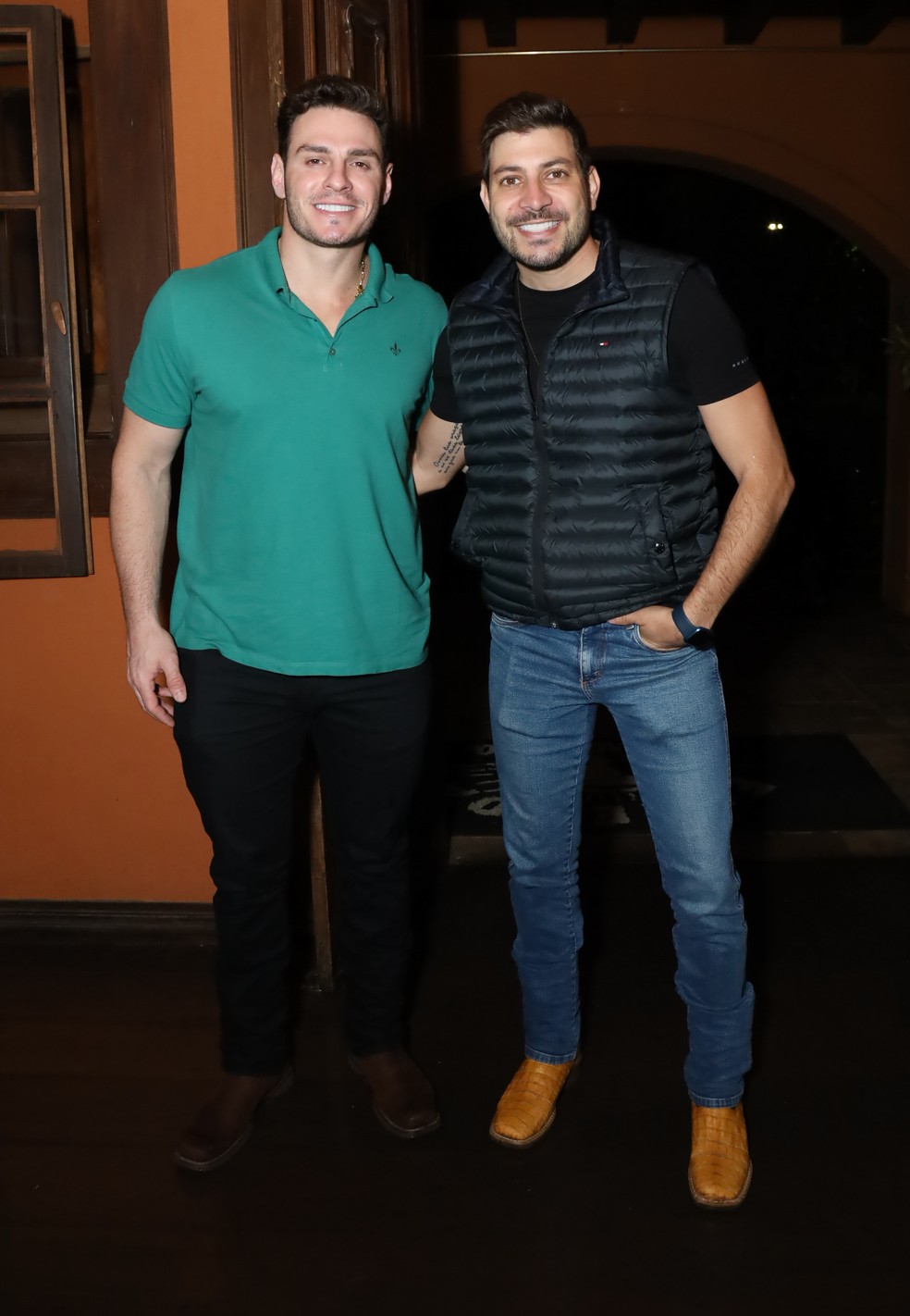 Solteiro, ex-BBB Gustavo Cowboy volta a curtir noitada com Caio Afiune