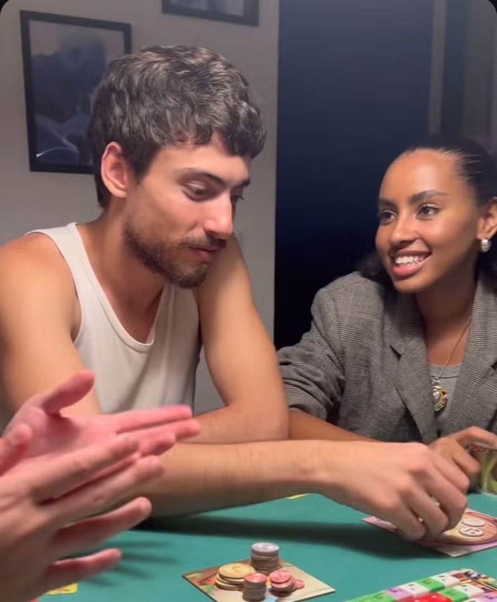 Assumidos? Gabz deixa marca de beijo no cangote de Jaffar Bambirra, seu colega em 'Mania de Você'