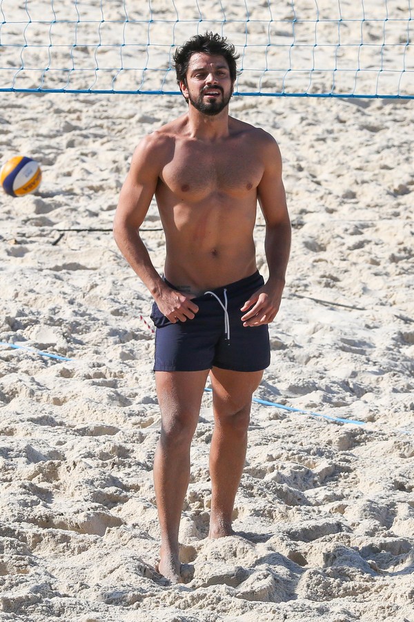 Sem camisa, Rodrigo Simas exibe barriga trincada em jogo de vôlei com ...