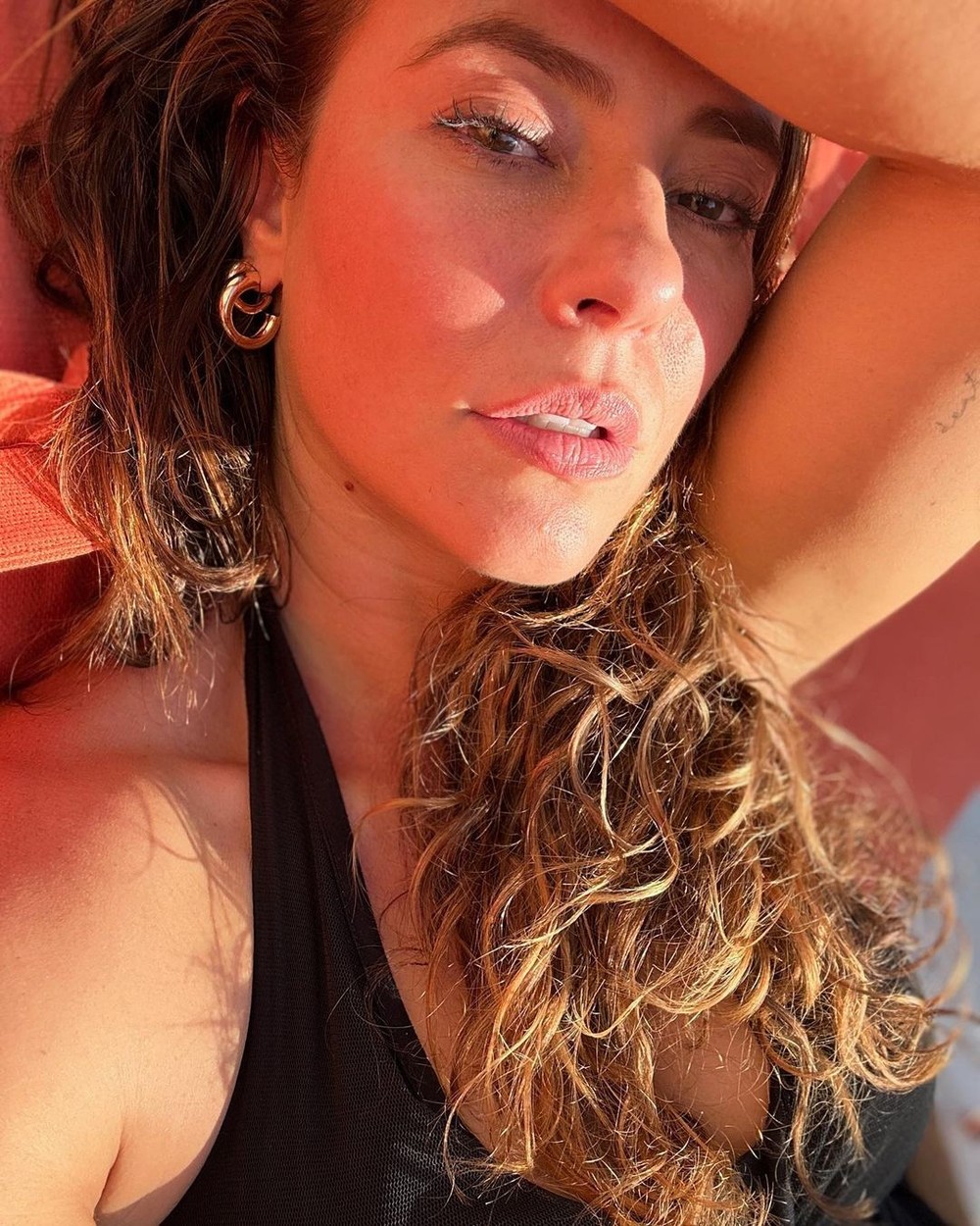 De cara limpa, Paolla Oliveira posa para selfies: 'Feriadão sem filtro'