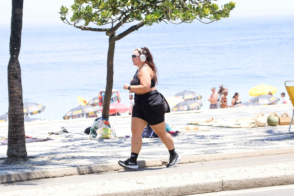 Letticia Munniz aproveita dia de sol para correr na orla de Ipanema; fotos