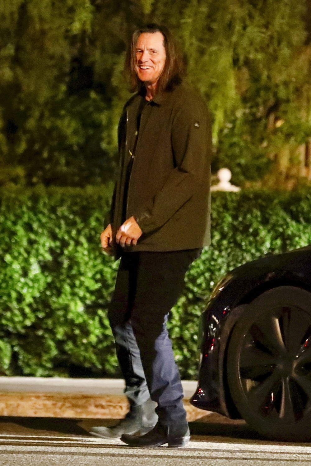 Jim Carrey muda visual e aparece com cabelos compridos em Los Angeles