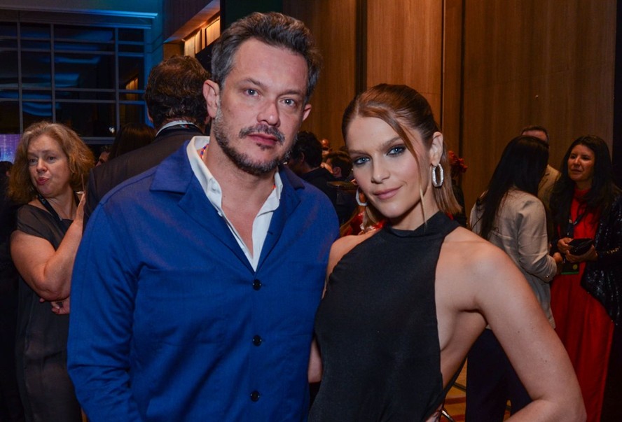 Isabella Santoni faz aparição especial ao lado do marido Henrique ...