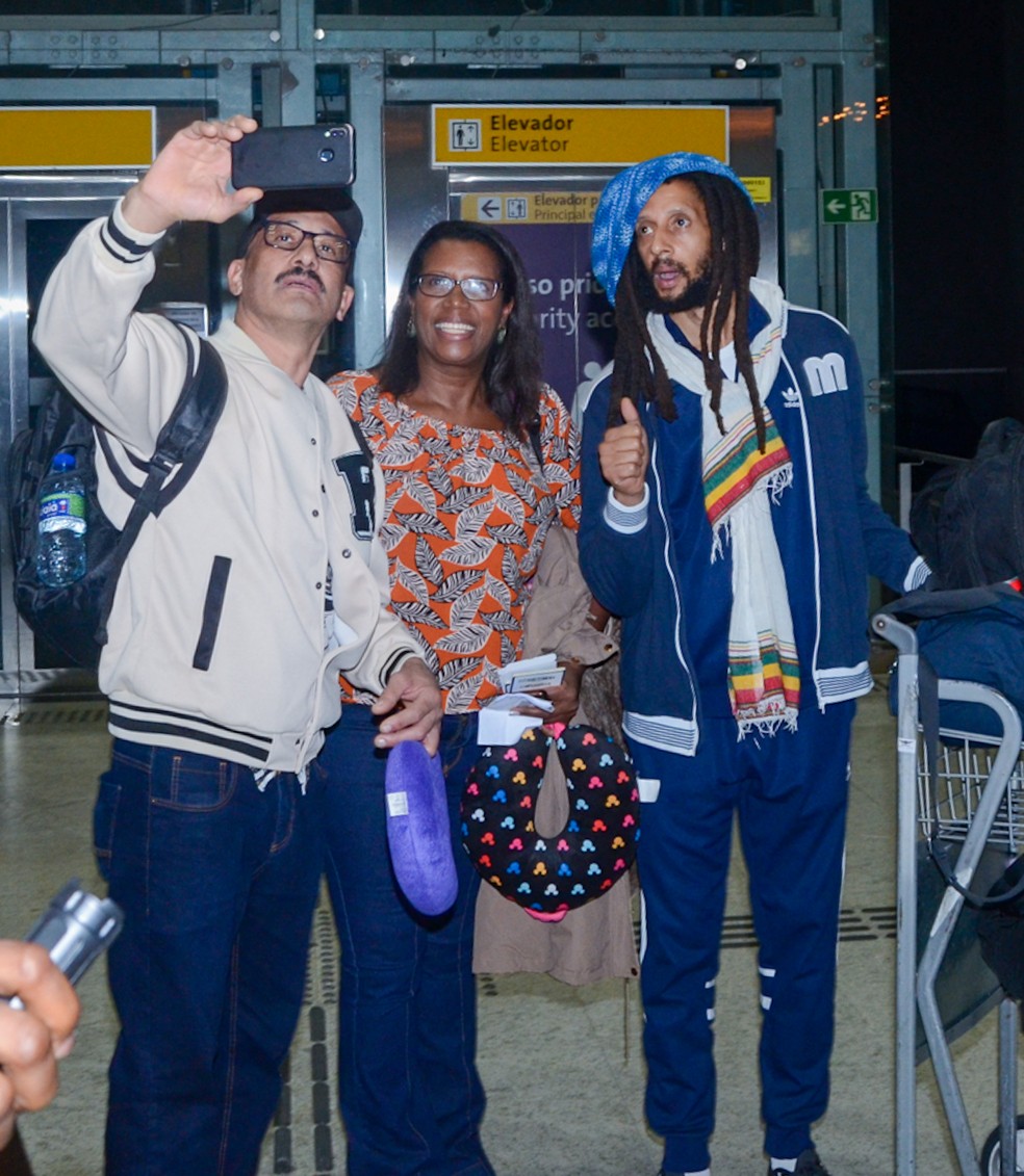 Julian Marley, filho de Bob Marley, posa com fãs ao deixar o Brasil