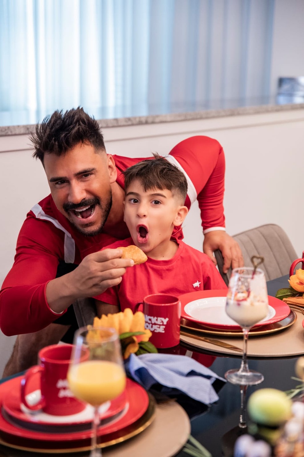 Julio Rocha foge do agito do Carnaval para curtir Orlando com a família ...