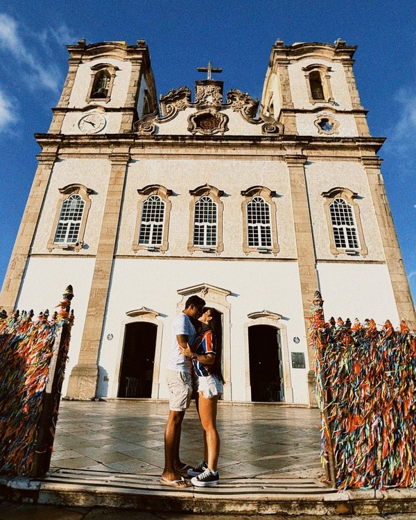 Ex-BBB Lucas Pizane abre álbum de viagem romântica com Giovanna Lima