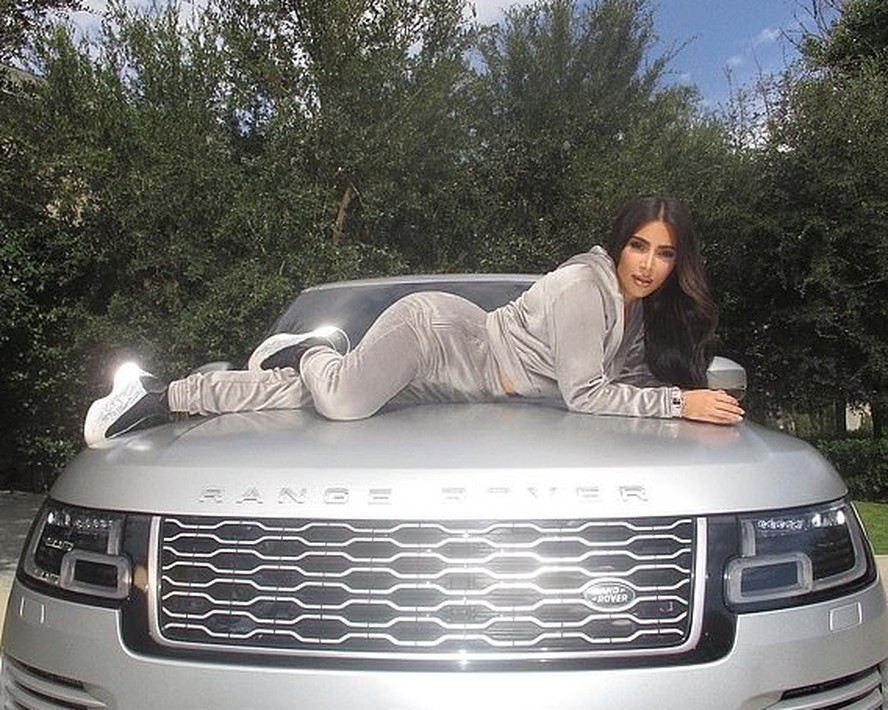 Kim Kardashian tem coleção de carros cinza avaliada em R$ 9,5 milhões ...