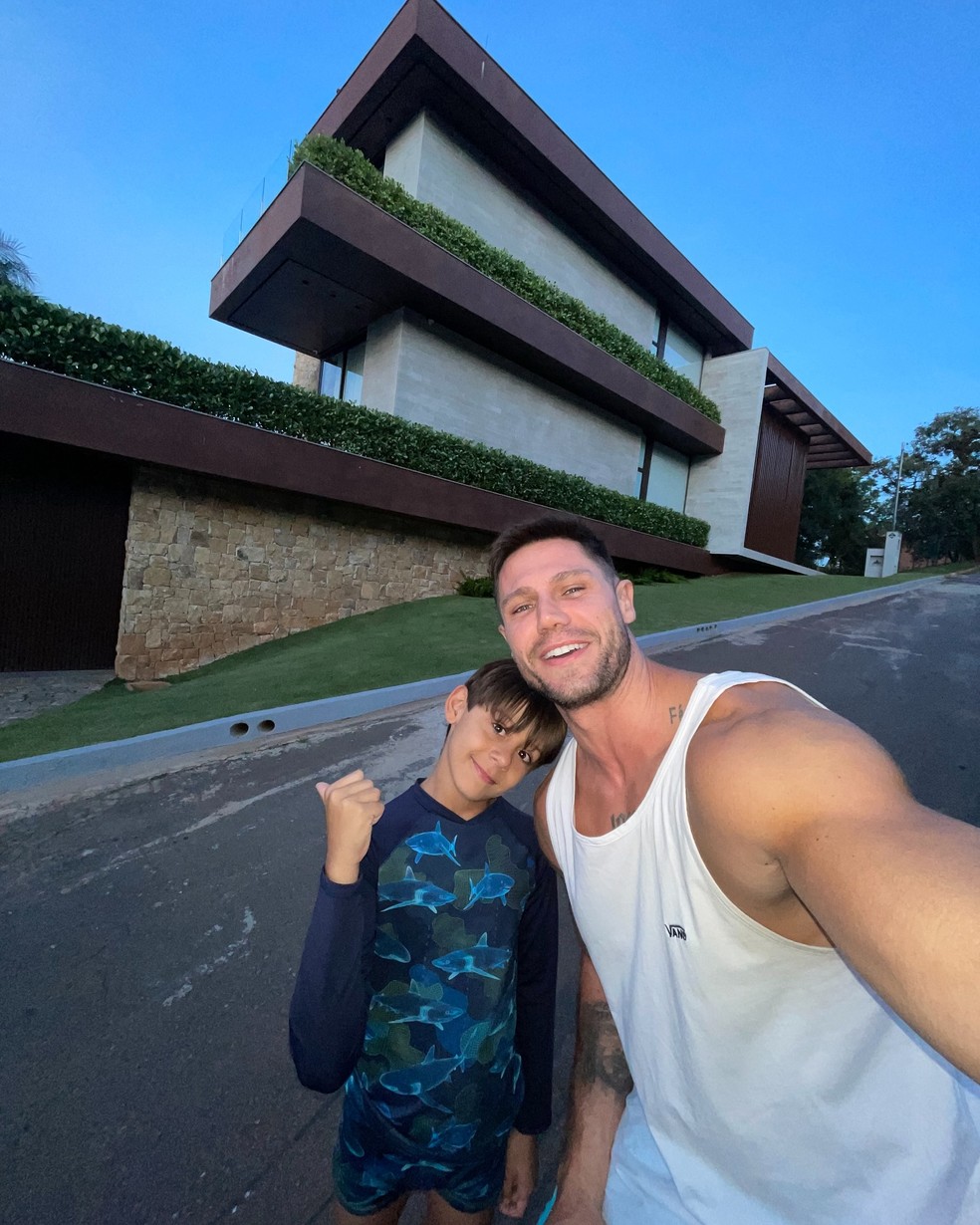 Jonas Sulzbach posta fotos raras do filho para comemorar 10 anos do menino