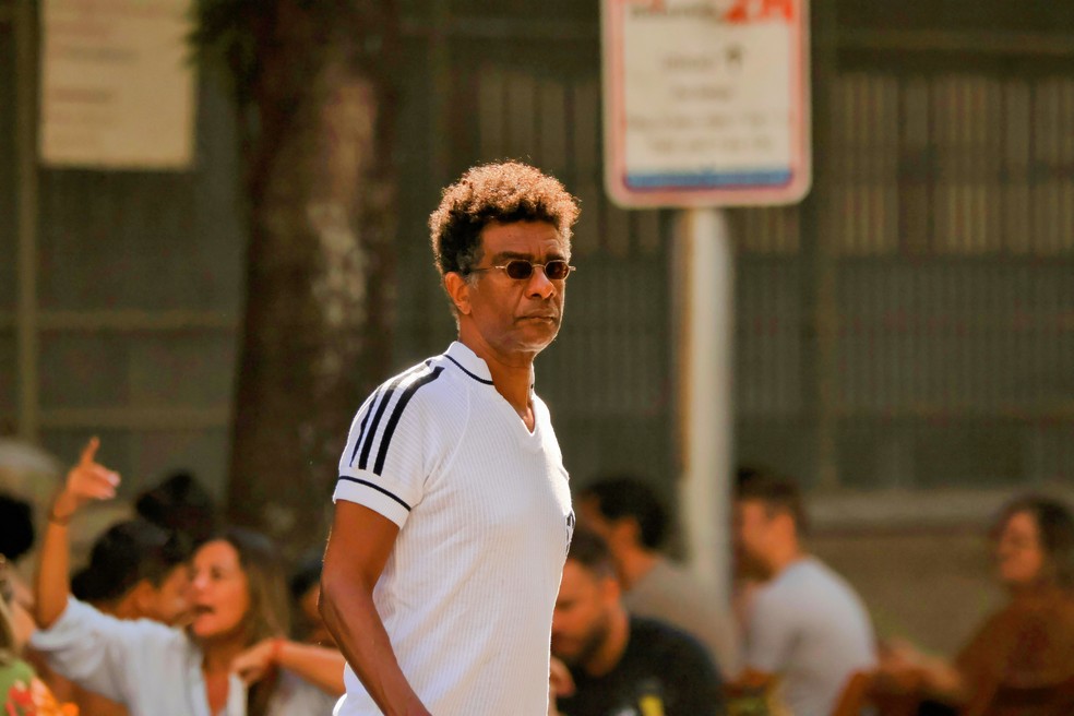 Hélio de la Peña faz rara aparição com a esposa em passeio romântico no Rio