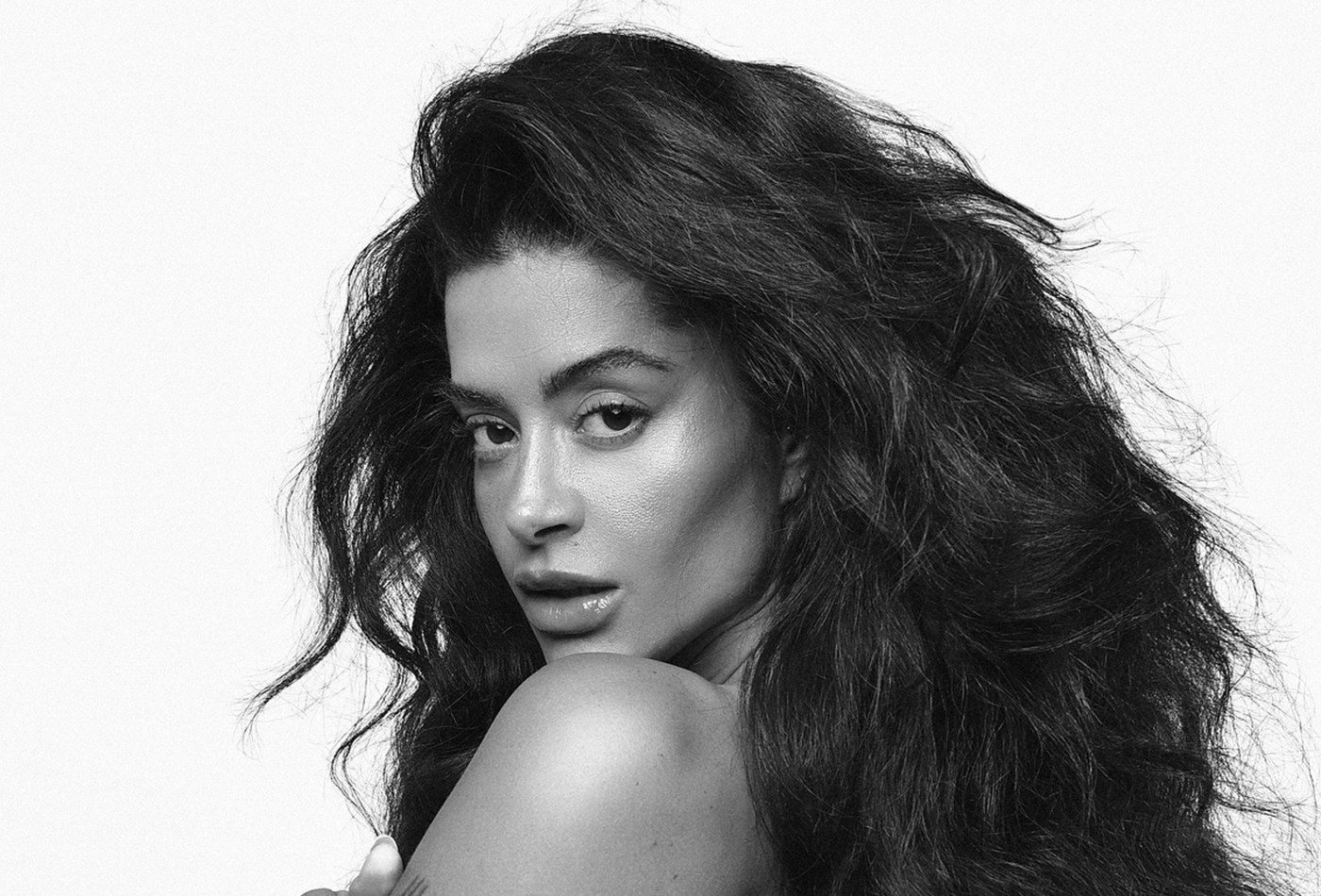 Topless, Aline Campos capricha no carão em ensaio e exibe tattoos na ...