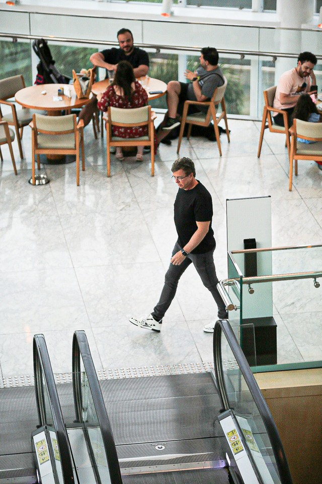 Em meio ao BBB, Boninho almoça em shopping e posa para fotos com fãs