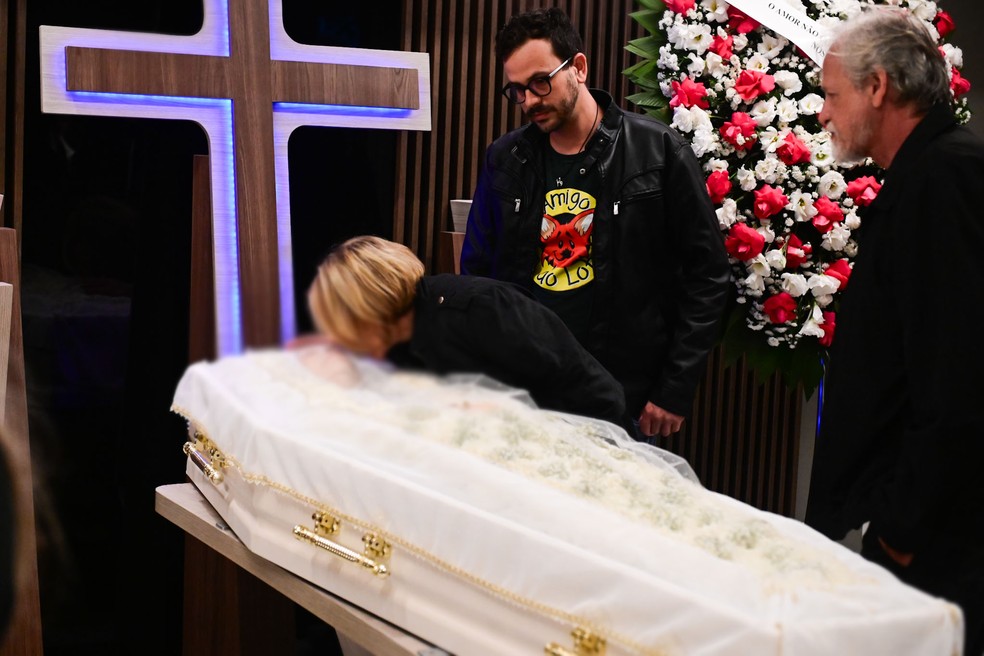 Claudete Troiano chora muito em velório de Ione Borges em São Paulo ...