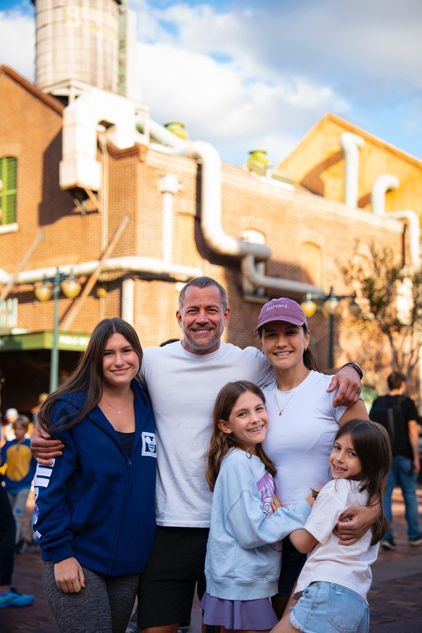 Malvino Salvador celebra 15 anos da filha com viagem em família
