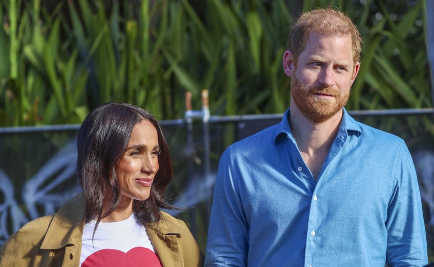 Meghan Markle usa look em referência aos filhos durante viagem com Harry