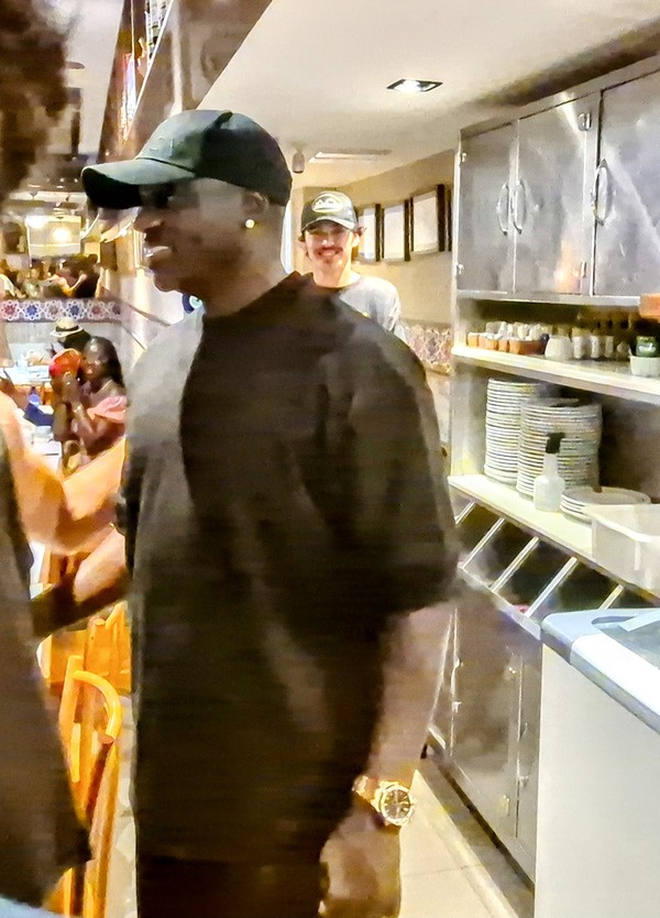Antes do Rock in Rio, Akon sai para jantar e é tietado