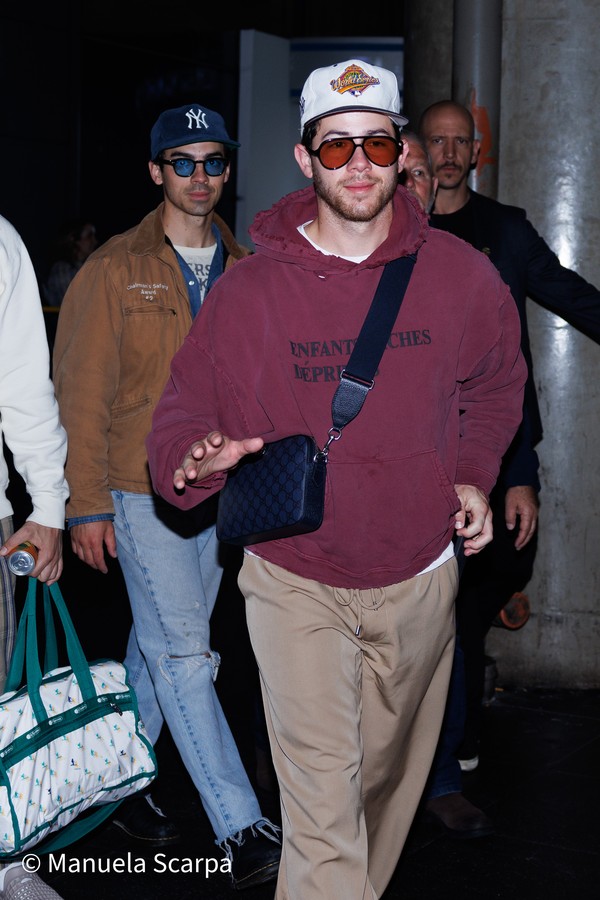 Nick, Joe e Kevin Jonas, da banda Jonas Brothers, desembarcam em São Paulo
