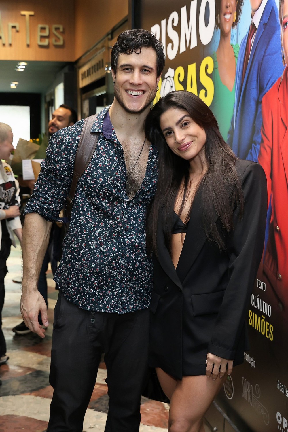 Vitória Strada recebe carinho da ex-noiva, Marcella Rica, em espetáculo