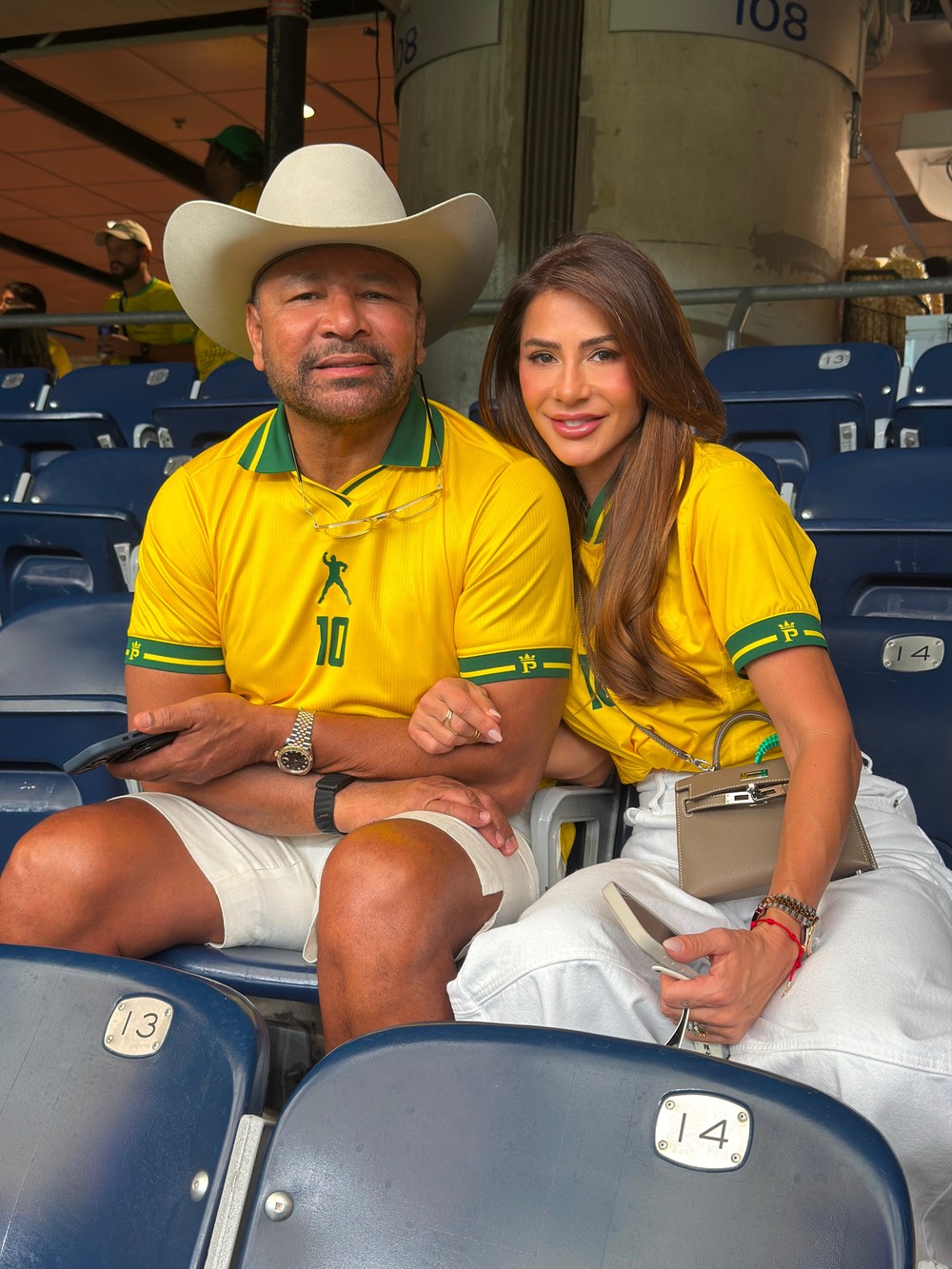 Pai de Neymar acompanha jogo do Brasil no Texas com a namorada