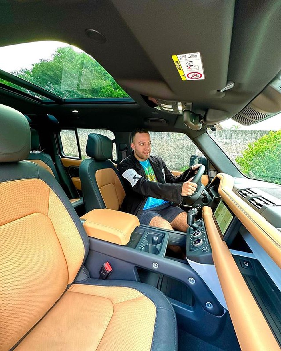 Vídeo: Lucas Rangel faz tour por novo carro de luxo de R$ 800 mil