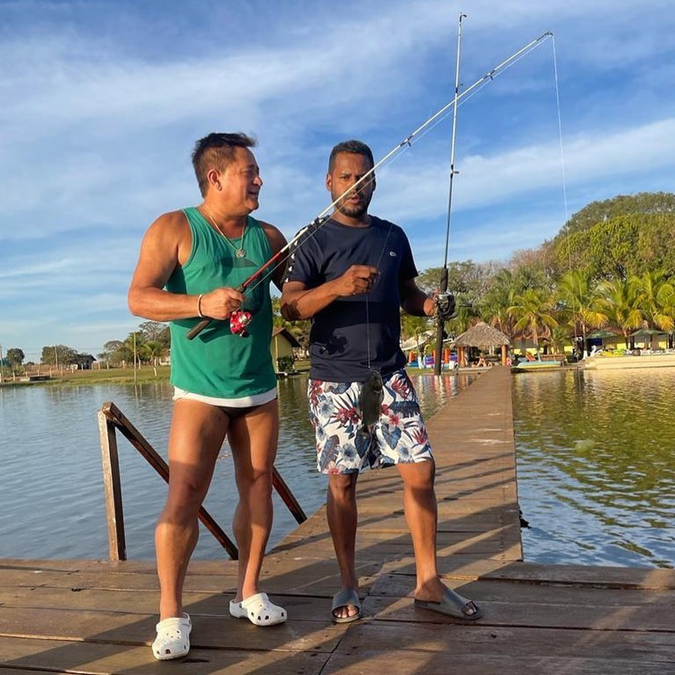 Leonardo pesca de sunga à beira do lago, e pernas grossas chamam ...