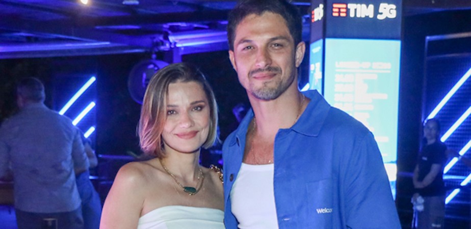 Romulo Estrela e a mulher trocam beijos em aparição pública raríssima