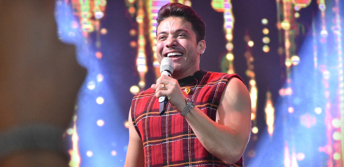 Wesley Safadão faz show e os três filhos assistem do palco