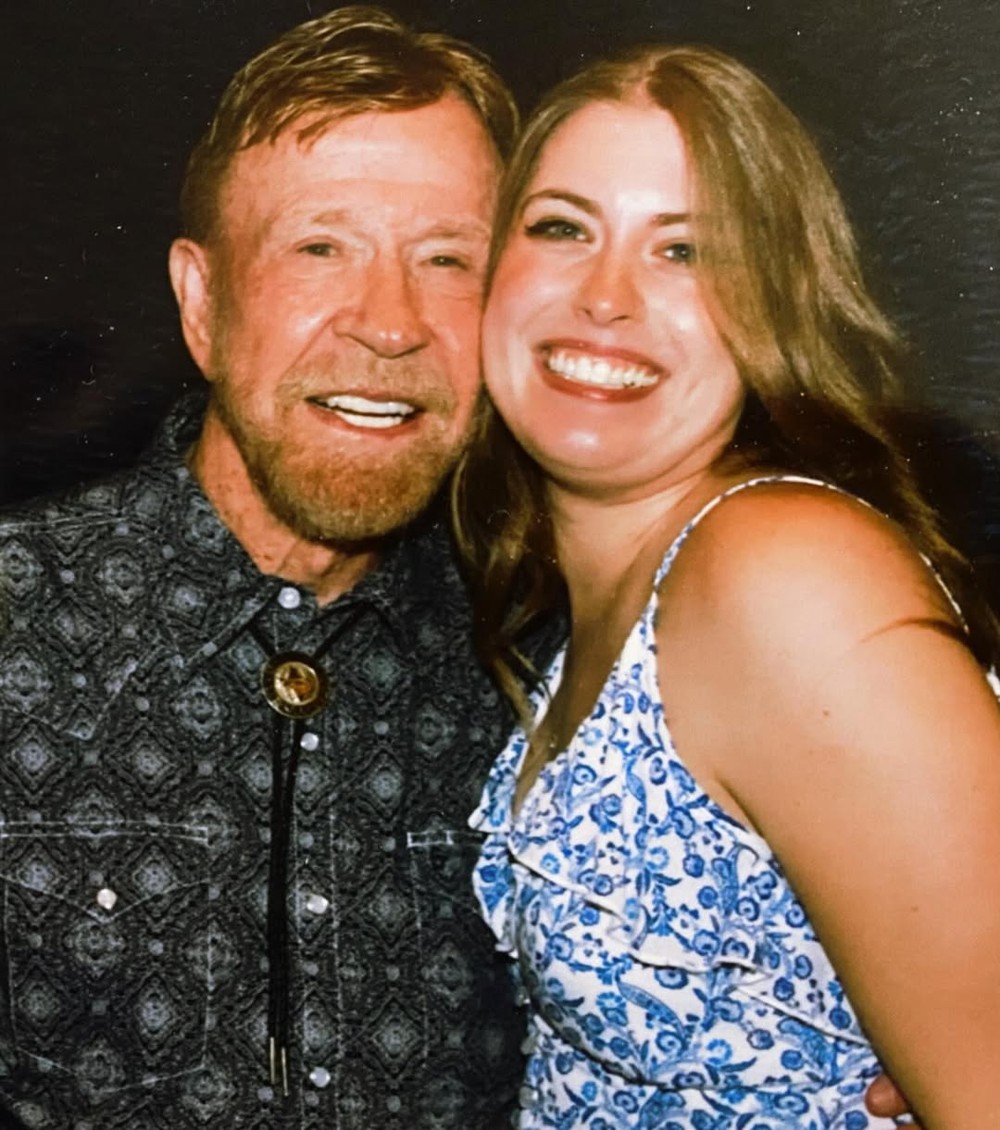 Filha de Chuck Norris emociona ao se despedir do pai: 'Meu protetor'