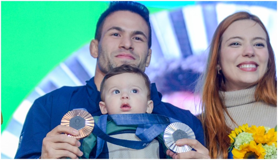 Filho do judoca William Lima rouba a cena e 'posa' com as medalhas do papai