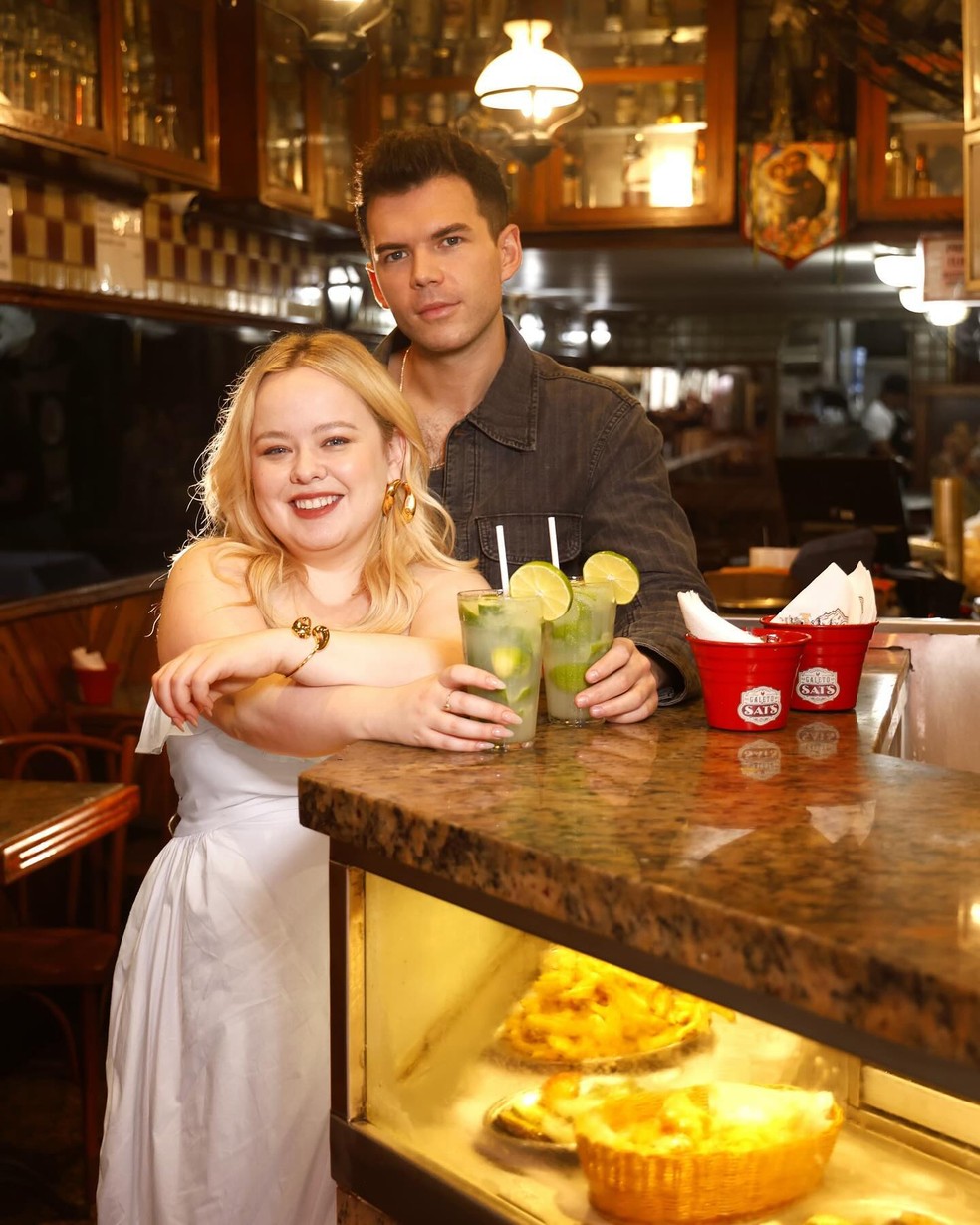 Protagonistas de 'Bridgerton' vão a boteco que viralizou por traição de ...