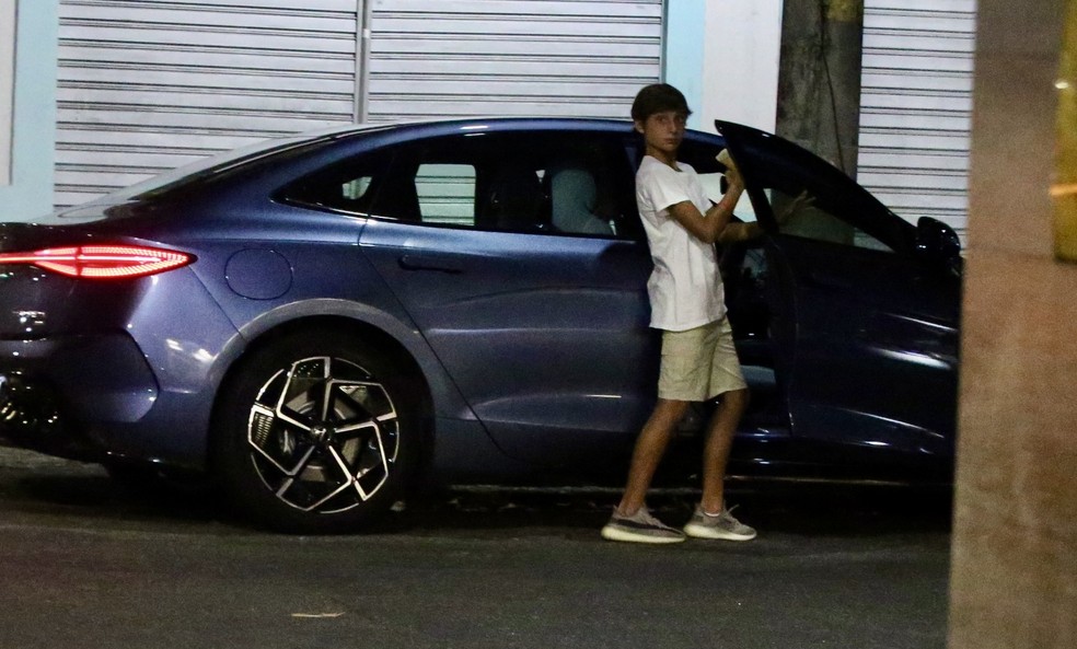Com carro de R$ 230 mil, Eike Batista curte passeio com o filho de 11 anos