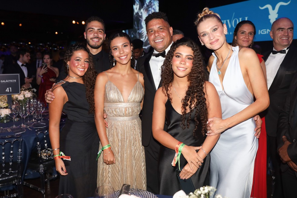 Ronaldo reúne Celina Locks, nora e três dos quatro filhos em leilão ...