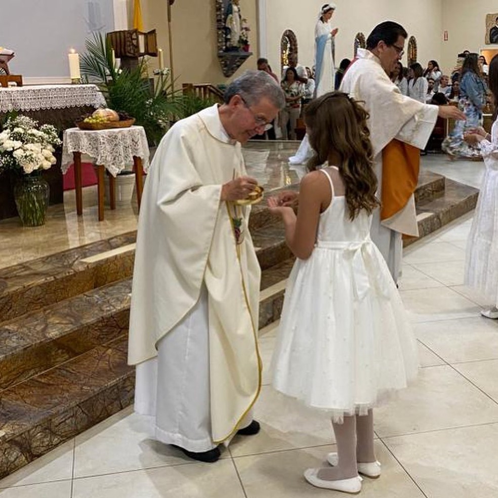 Bianca Castanho compartilha cliques da Primeira Comunhão da filha; veja