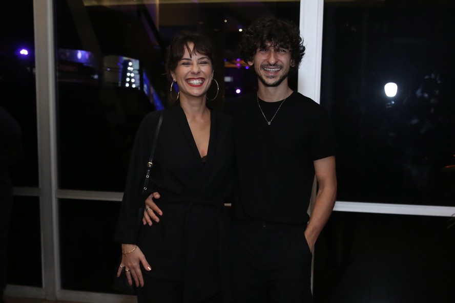 Andréia Horta e o namorado, Ravel Andrade, curtem show juntinhos no Rio