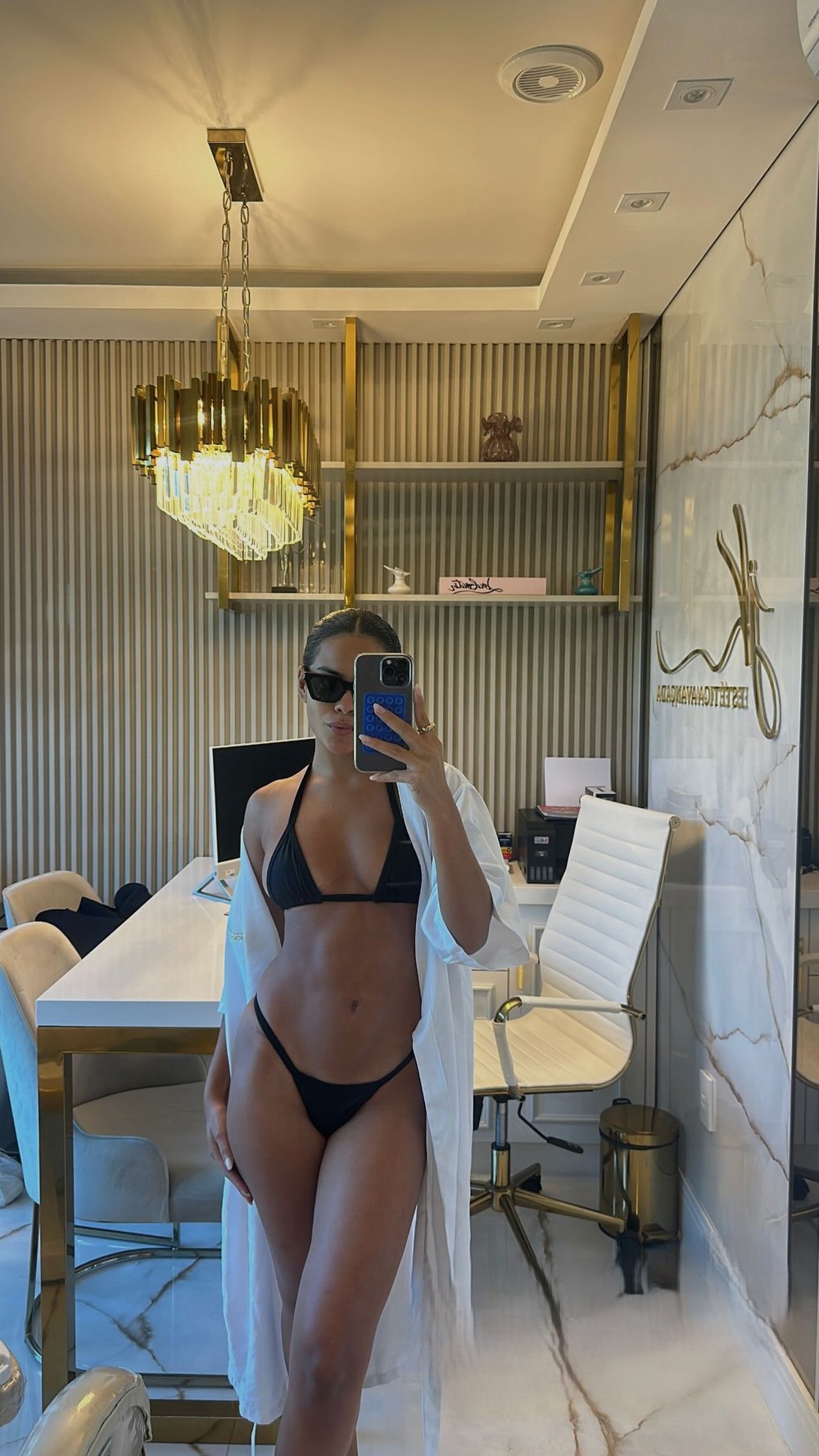 Bella Campos vai à clínica de estética e posa com biquíni fio-dental ; amplie