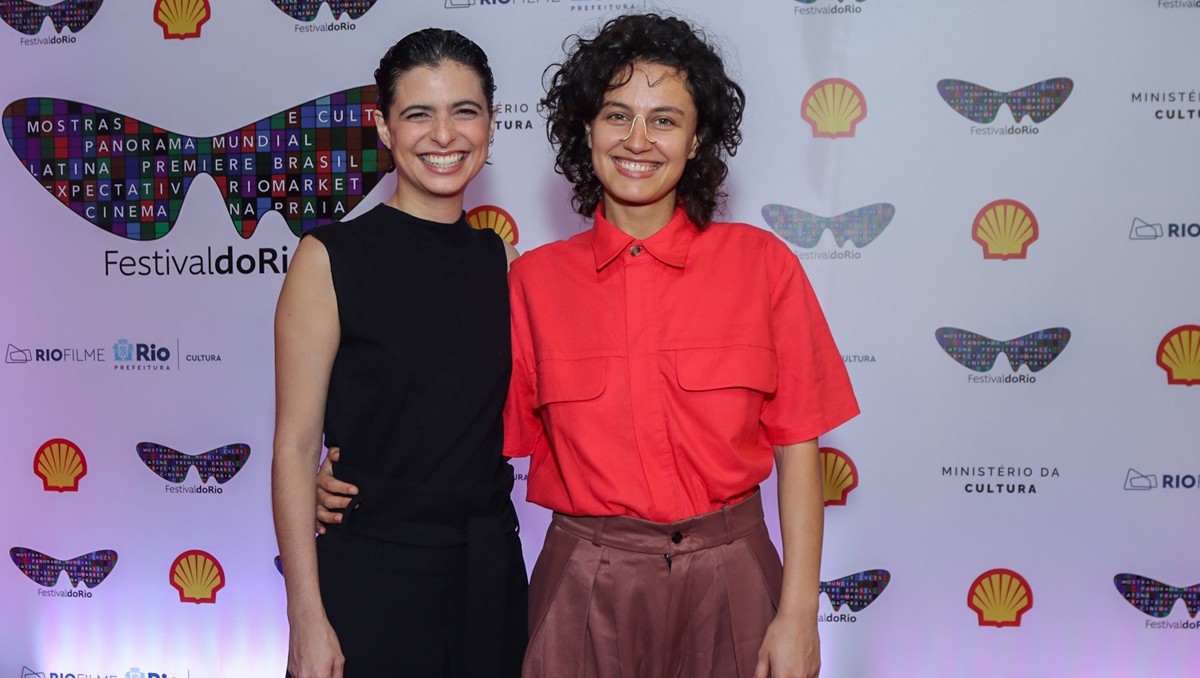 Julia Anquier, filha de Debora Bloch, vai com a namorada ao Festival do Rio