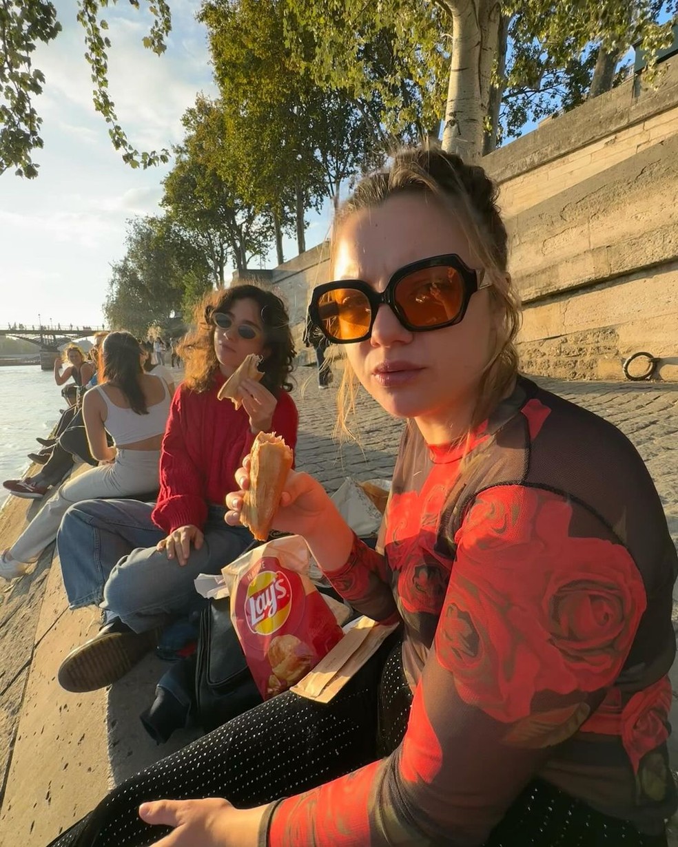 Estrela de 'Renascer', Samantha Jones posa aos beijos com namorada ...