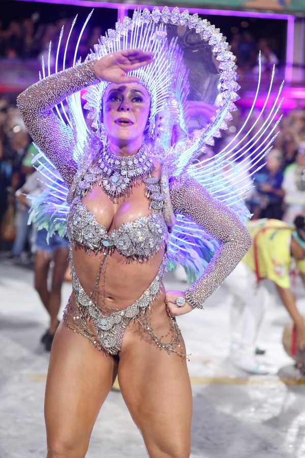 25 fotos da despedida de Paolla Oliveira como rainha de bateria da Grande Rio