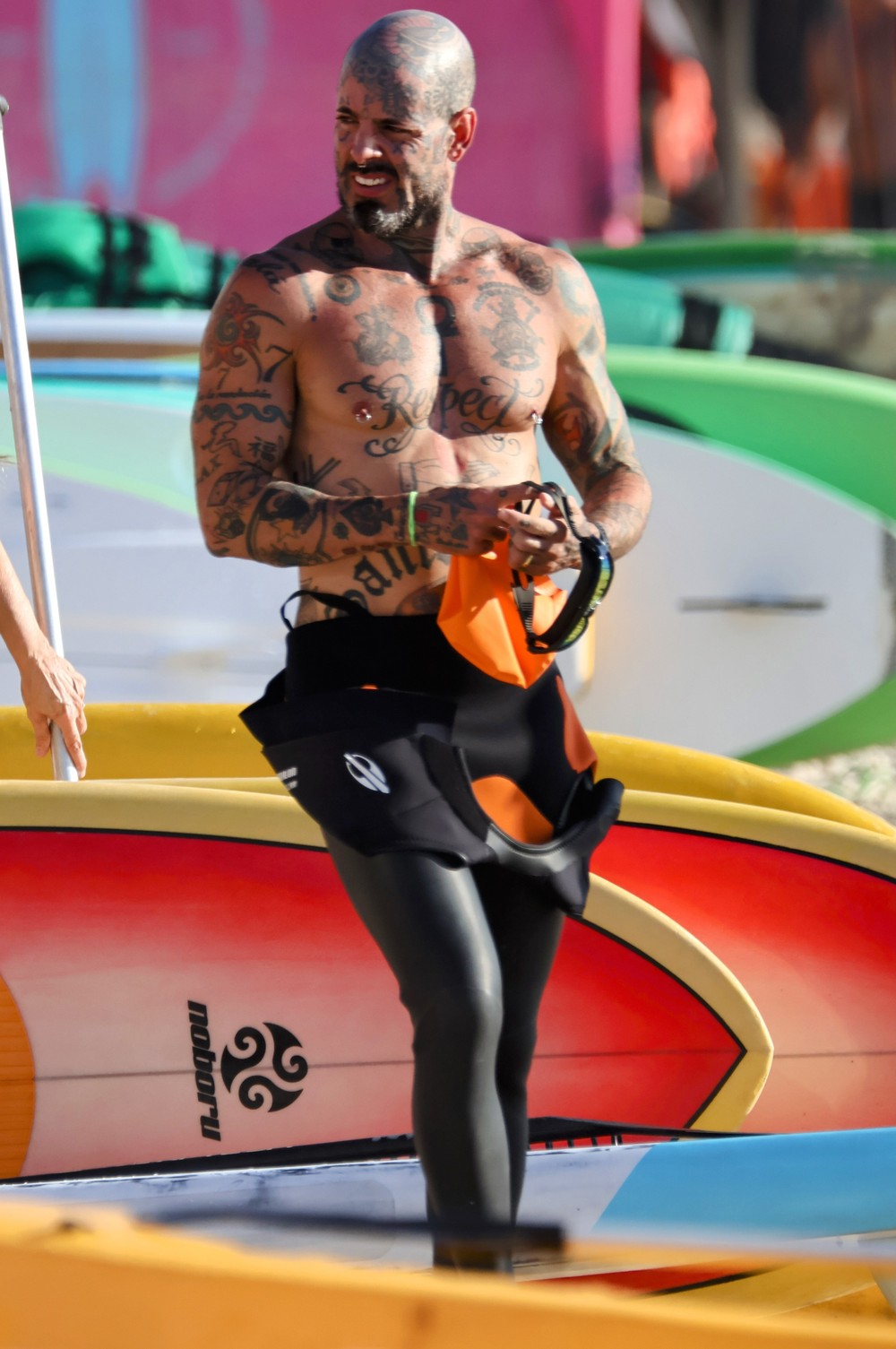 Tico Santta Cruz exibe o shape em praia após mudar dieta e transformar o corpo; compare