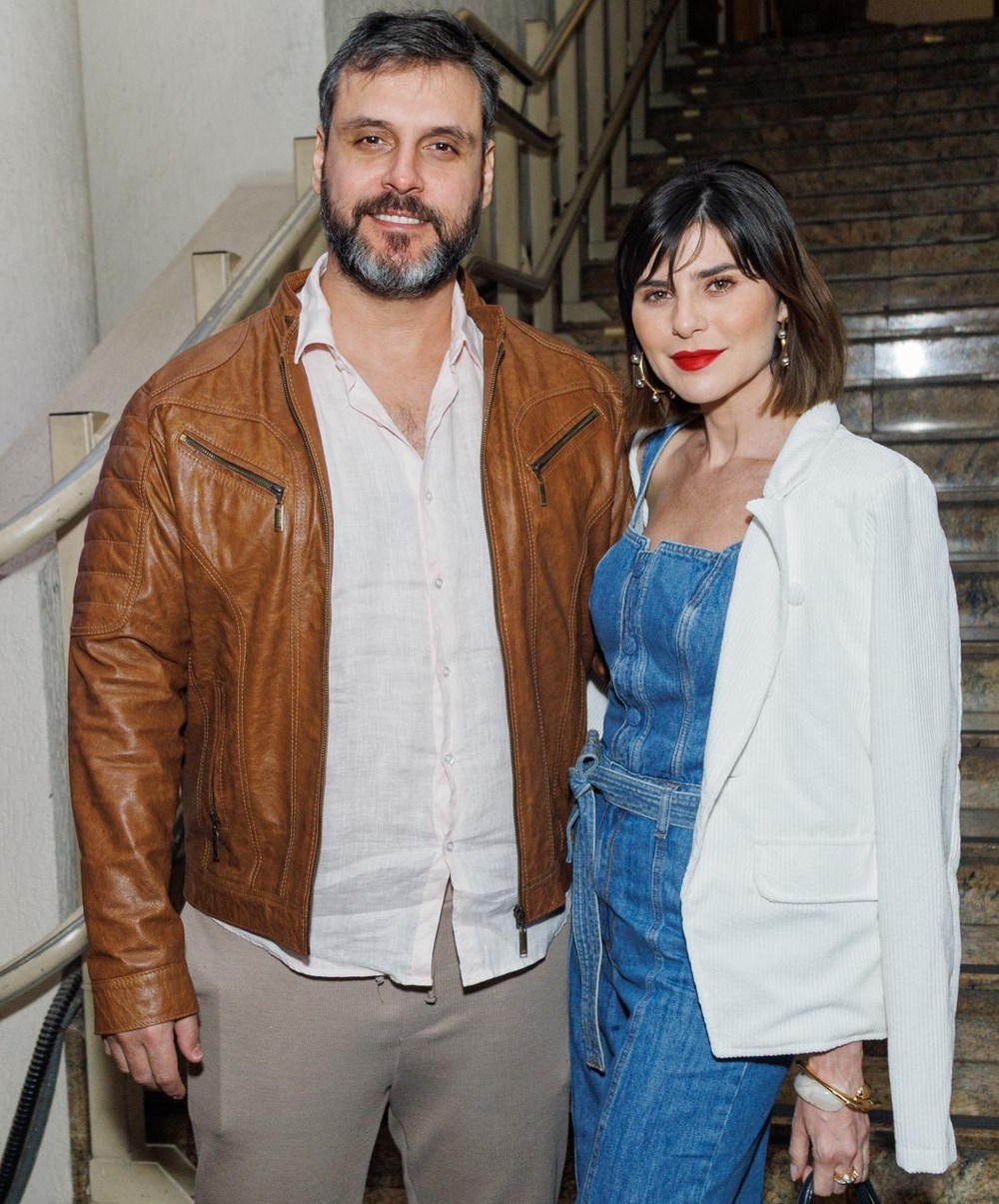 Helena Ranaldi posa com o ex-marido, o atual e o filho em noite de teatro