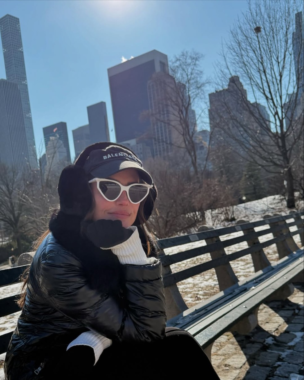Deborah Secco posa em meio à neve em viagem para Nova York; fotos