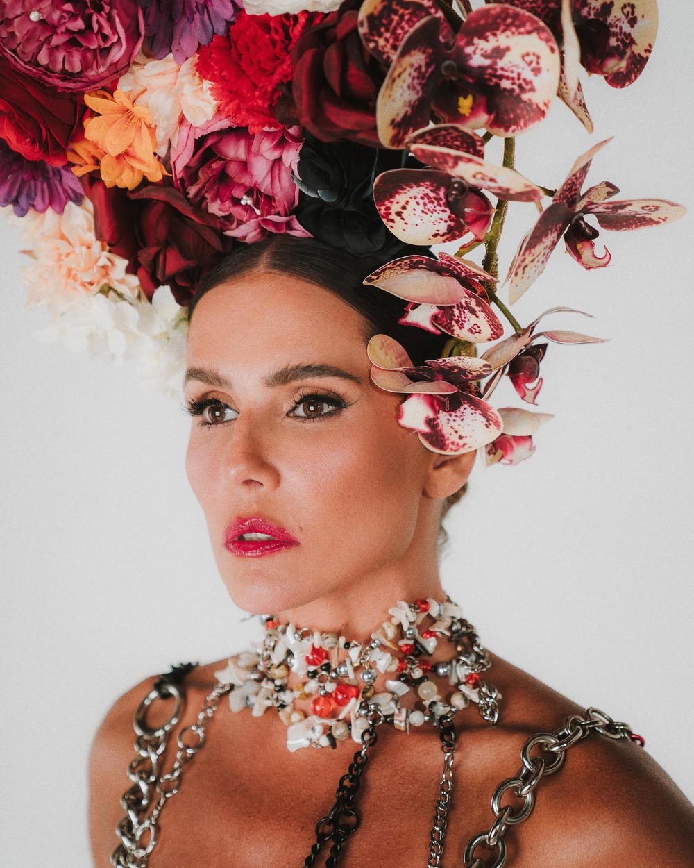 Deborah Secco finaliza o 'Carnaval da Dedé' com look de correntes e ...