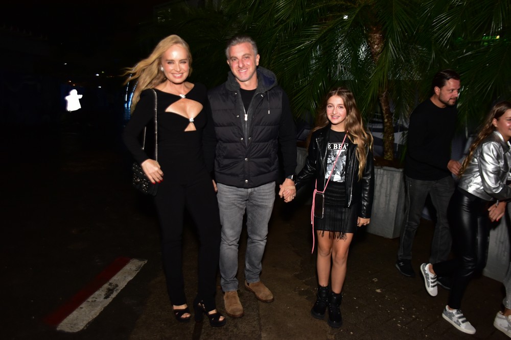 Angélica e Luciano Huck vão com Eva ao primeiro dia de The Town
