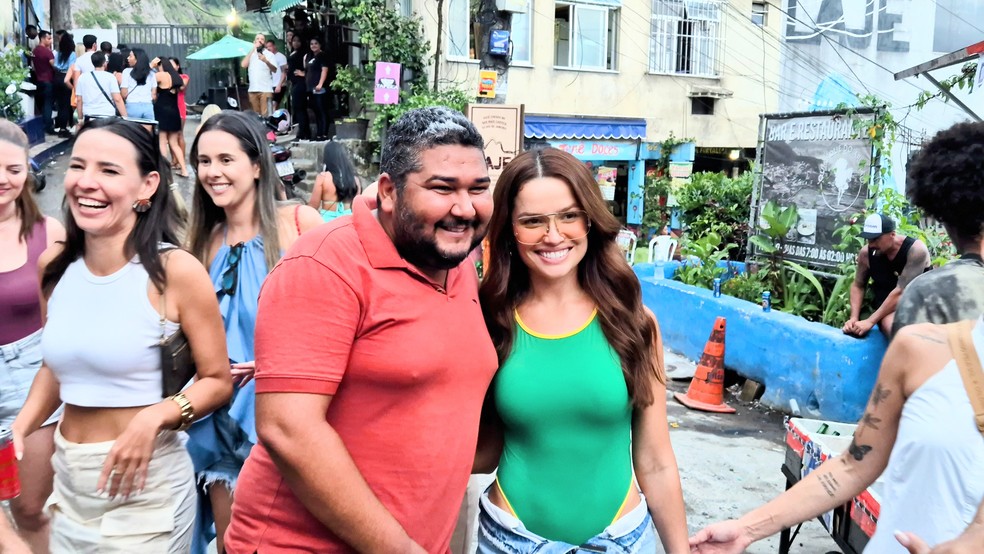 De body cavado, Juliette sobe o Vidigal com o noivo e atende fãs; fotos